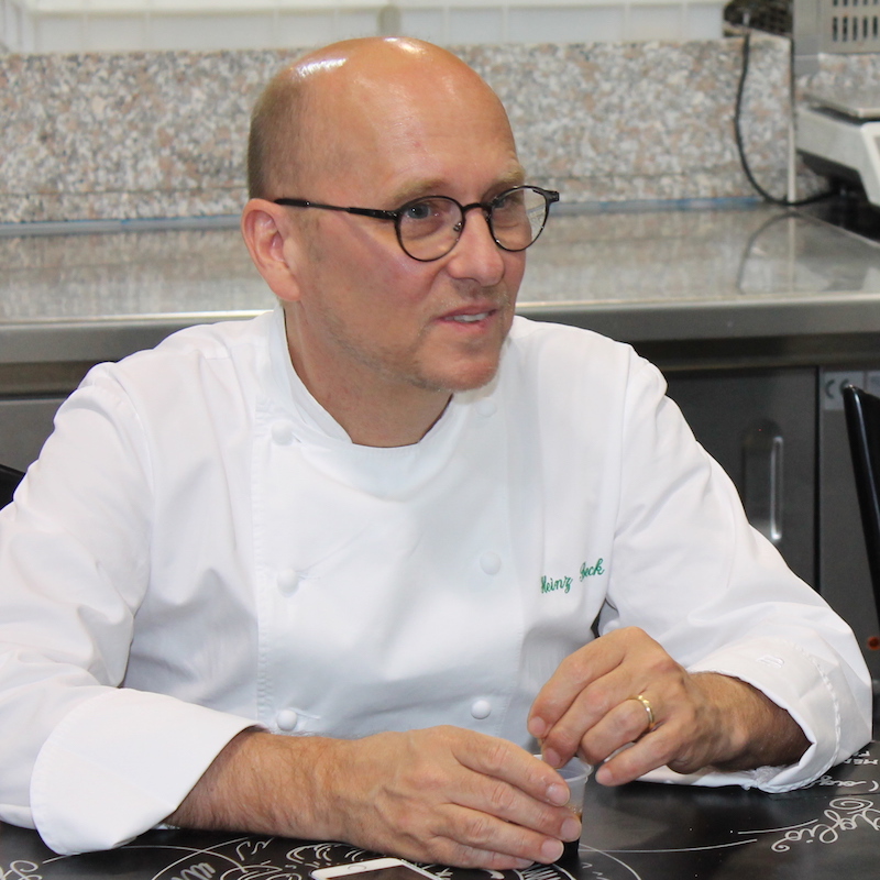 Heinz Beck, 3 stelle Michelin, insegna ad impreziosire le pizze