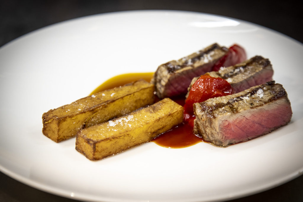 Controfiletto di manzo irlandese con patate fritte e sugo di peperoni rossi